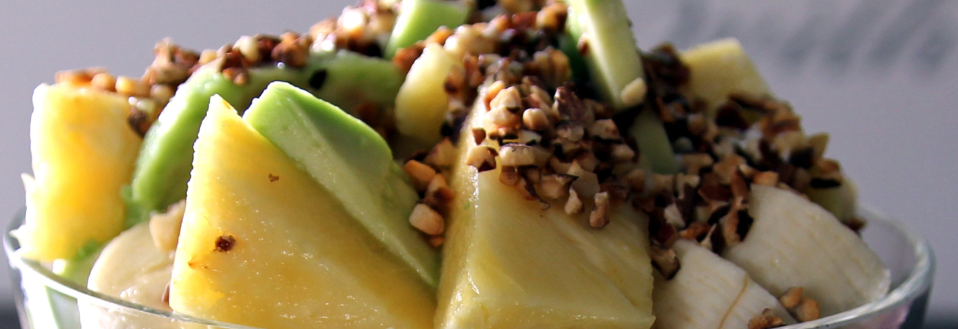Kamerunilainen banaani-ananas-avokadosalaatti | Martat